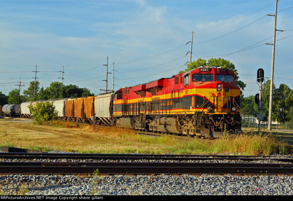 KCS 4687 Heads across the NS diamond.